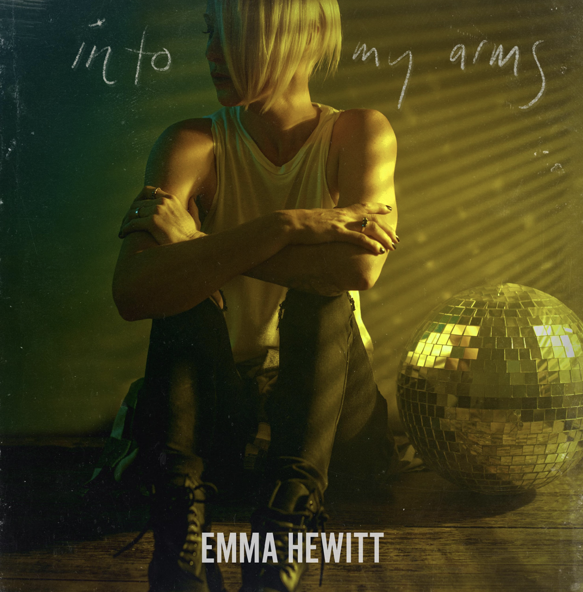 Emma Hewitt lanza su primer single en solitario, 'Into My Arms'