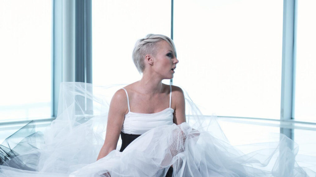Emma Hewitt lanza su primer single en solitario, 'Into My Arms'