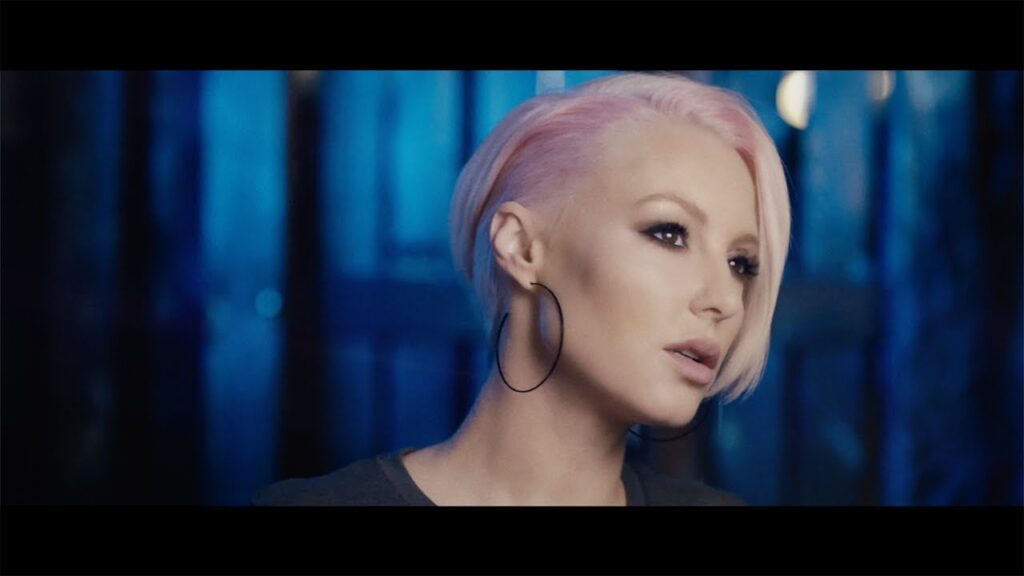 Emma Hewitt lanza su nuevo single, 'Warrior'