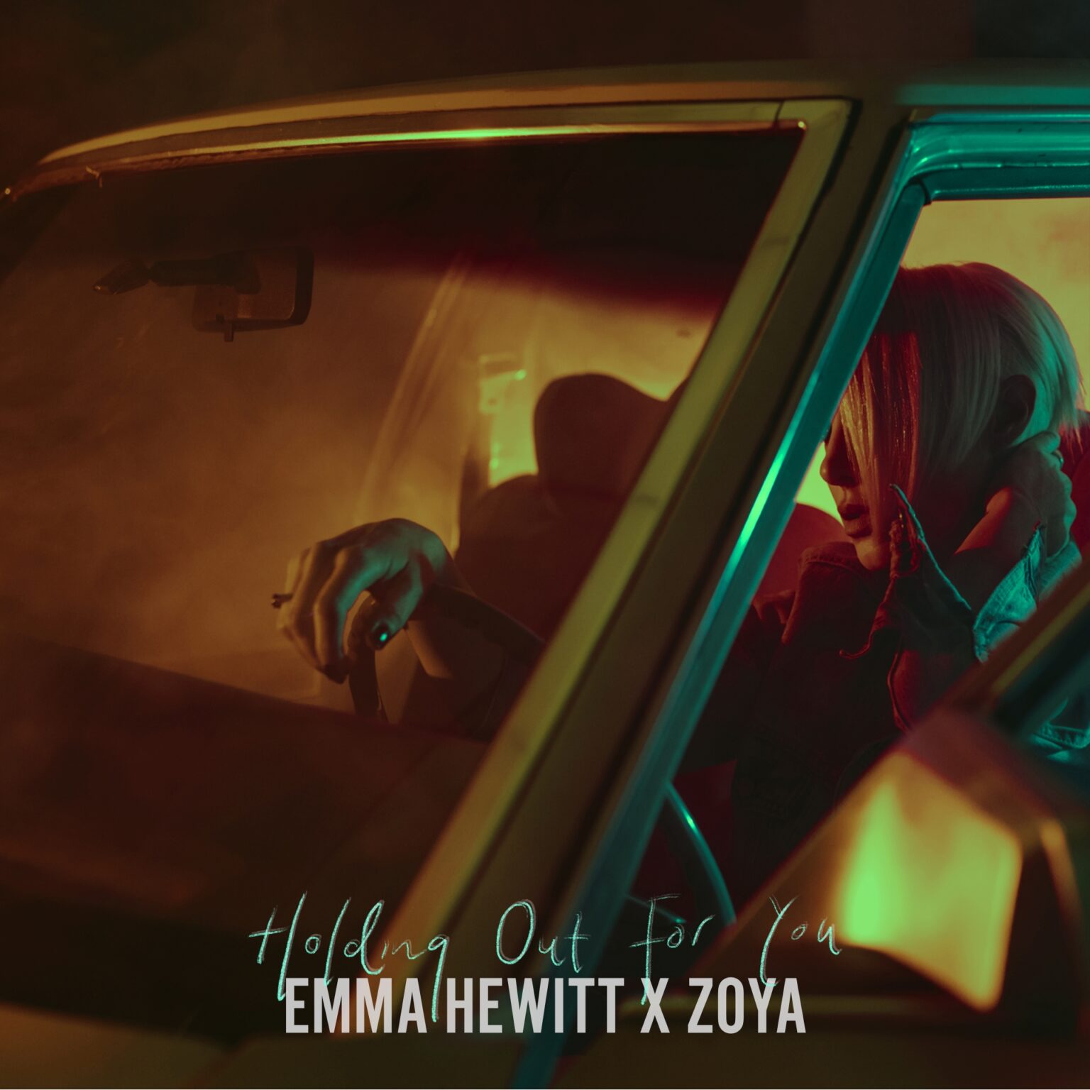 Emma Hewitt y ZOYA se unen en 'Holding Out For You'